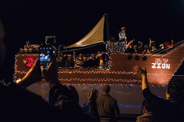 Float flame fails to thwart parade | Texarkana Gazette
