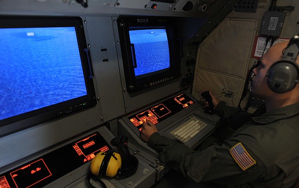 Egypt sends sub to hunt for black boxes | Jefferson City News Tribune