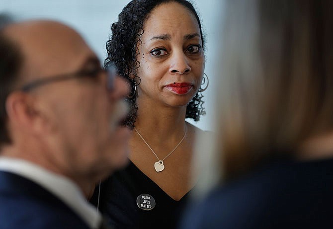 Vegas defense lawyer sheds 'Black Lives' pin in court | Fulton Sun
