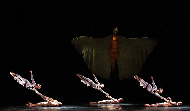 MOMIX transports audience to the desert | Texarkana Gazette