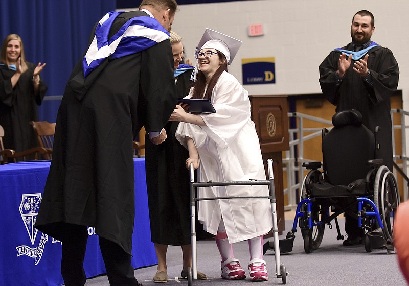 Teen with cerebral palsy stuns mom by walking at graduation | Jefferson ...