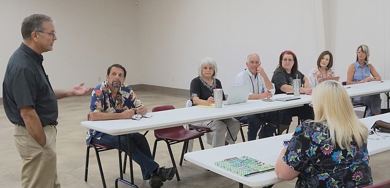 Speaker gives two points for business success | Texarkana Gazette