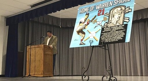 Oklahoma school dedicates Warren Spahn statue | Jefferson City News Tribune