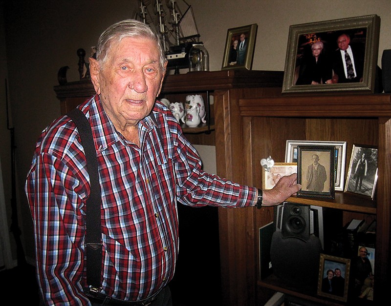 World War II veteran, 98, comes from a line of soldiers | Texarkana Gazette