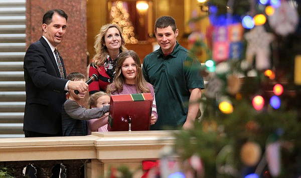 Walker booed over effort to gut Dem's power | Texarkana Gazette