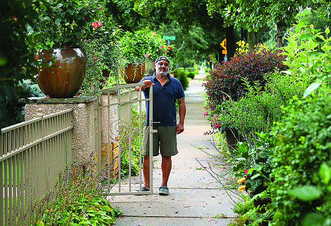 Gardener transforms streetside into oasis | Texarkana Gazette