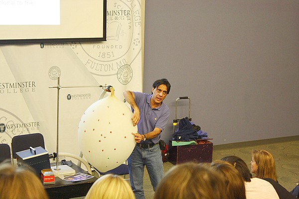 Distinguished physics professor lectures on expanding universe | Fulton Sun