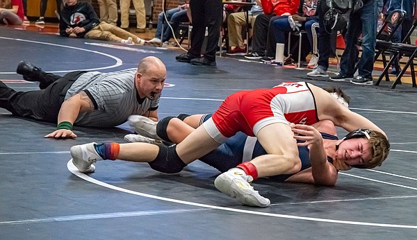 Jays win first district wrestling title since 2017; nine advance to ...