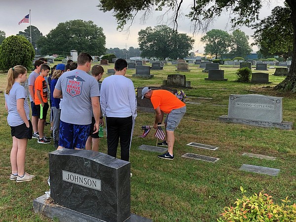 Red Lick coach, students honor veterans for Memorial Day | Texarkana ...