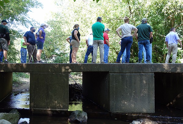 Trail management pros swap tips during Fulton tour