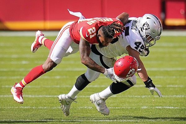 Chiefs' defense crumbles against Raiders
