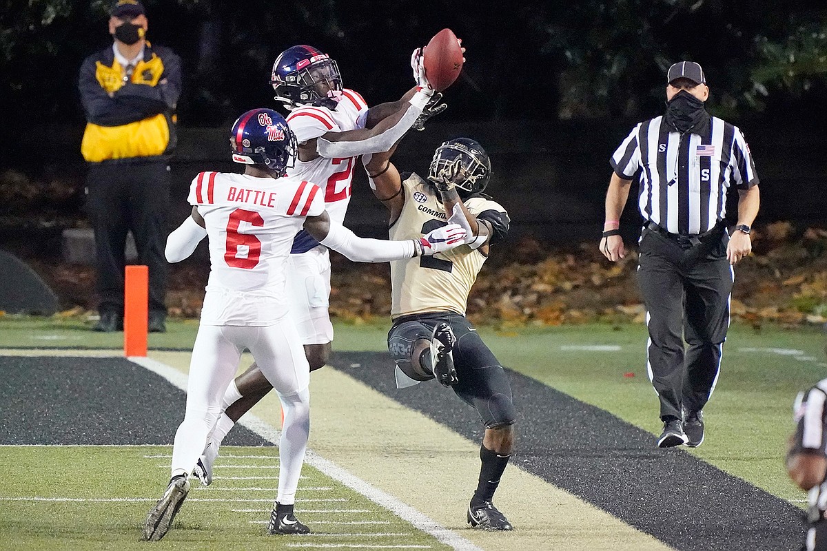 Ole Miss QB throws 6 TDs in win | Texarkana Gazette