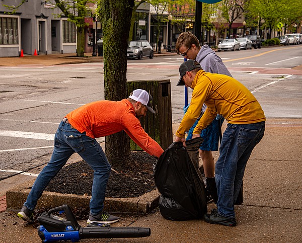 Downtown Association hosts cleanup event