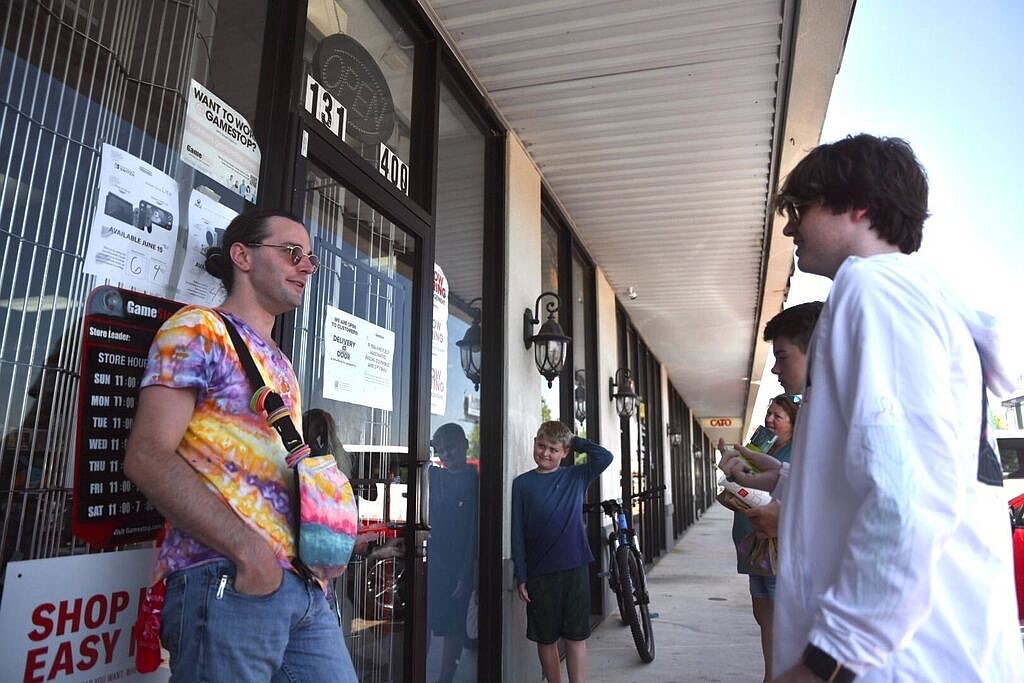Local gamers camp out in front of GameStop for new Xbox | Texarkana Gazette