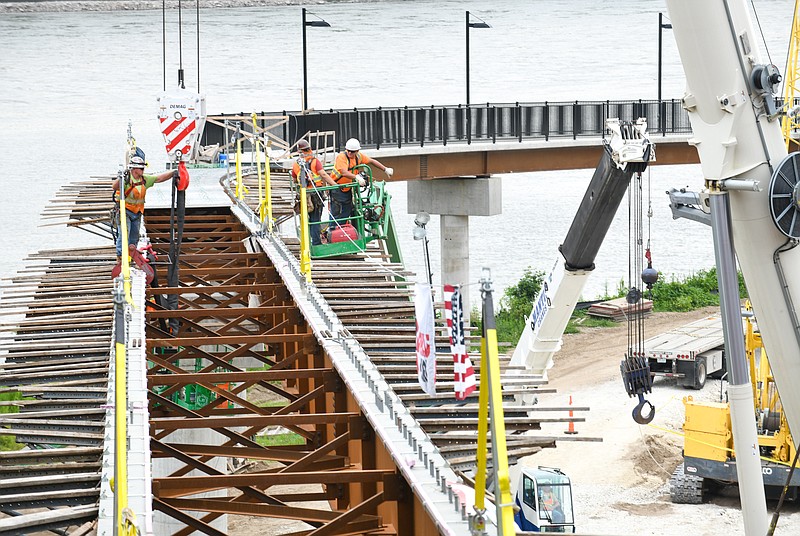 Largest piece of Bicentennial Bridge spans railroad tracks | Jefferson ...