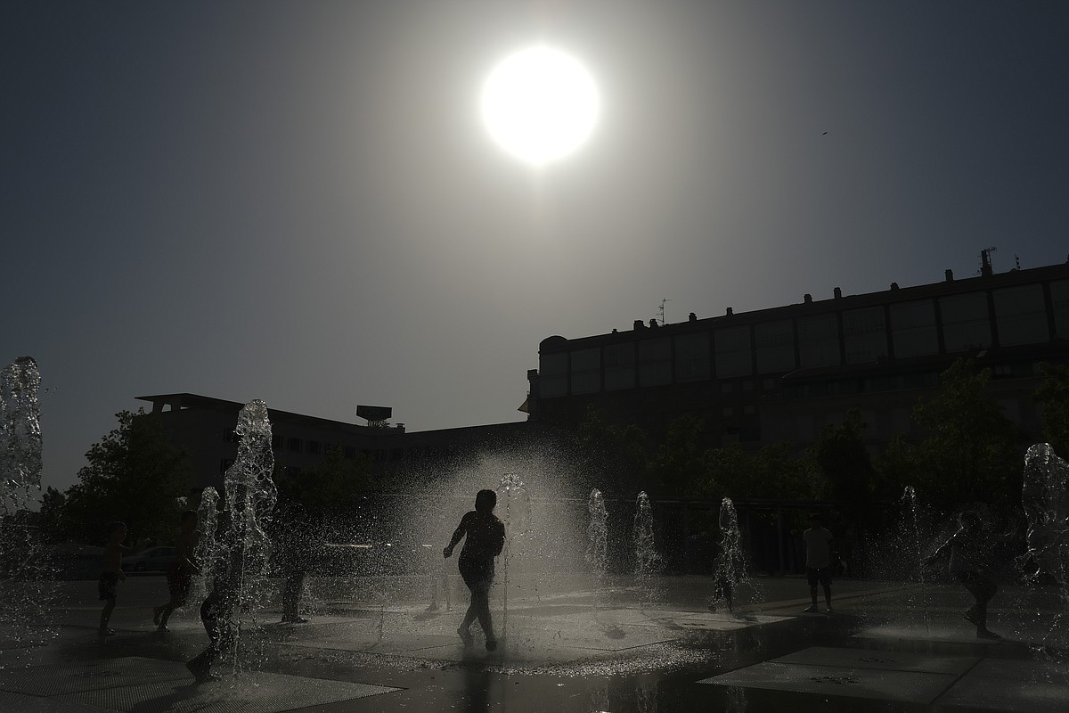 Heat wave edges higher in southern Europe, fuels wildfires | Jefferson ...