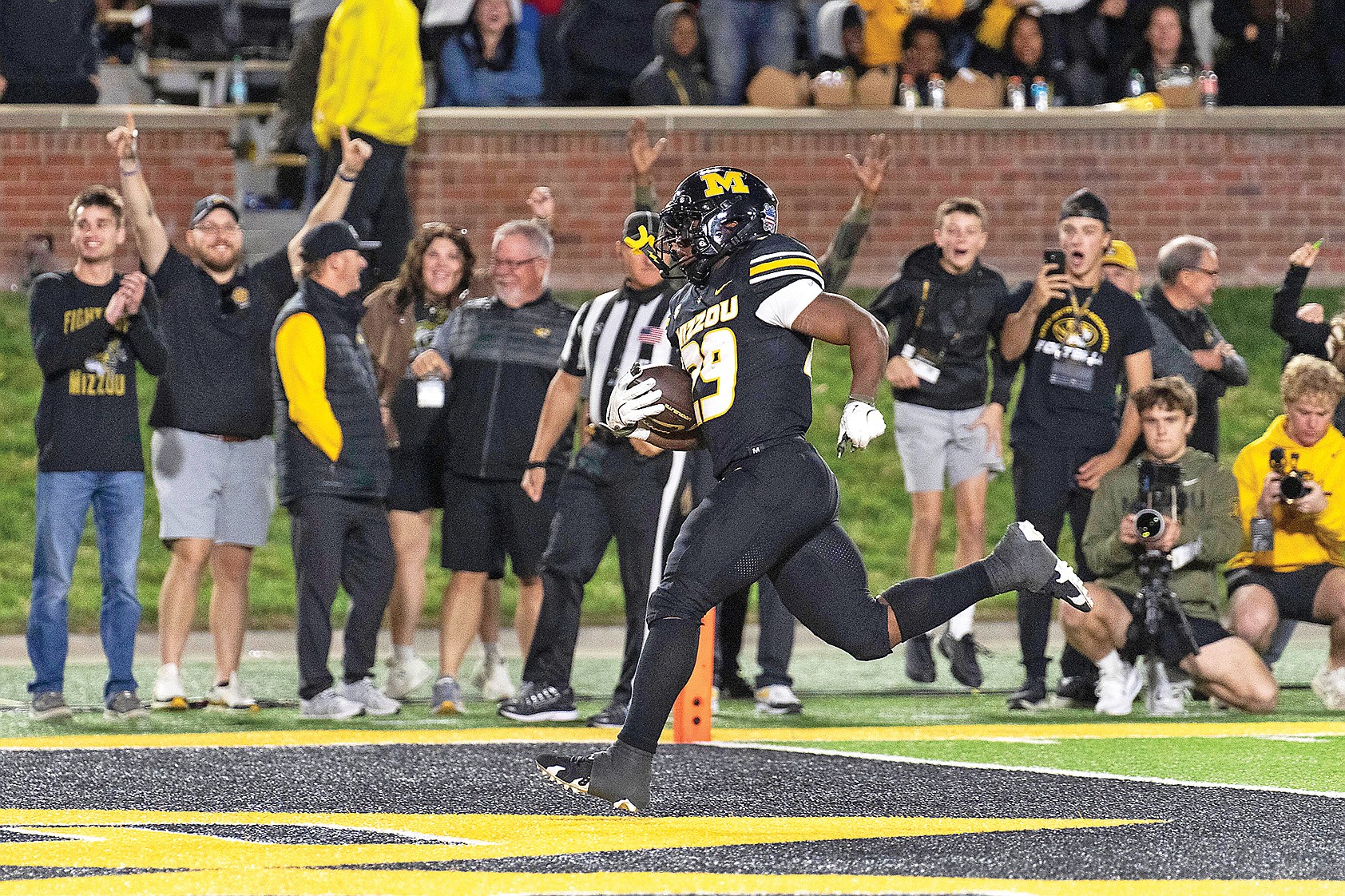 Missouri’s Hardy runs wild vs. Mississippi State, rushing for 300 yards ...