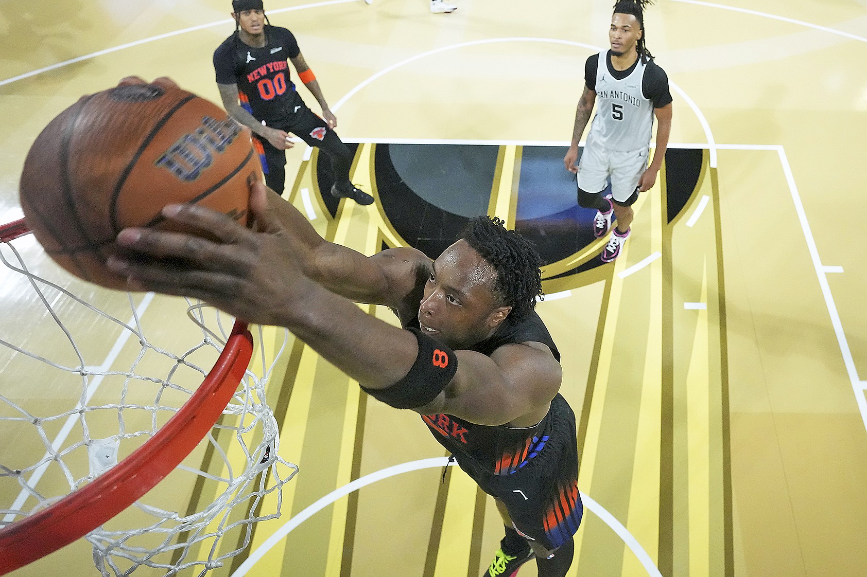 Knicks win NBA Cup after rallying to beat Spurs 124-113 | Jefferson ...