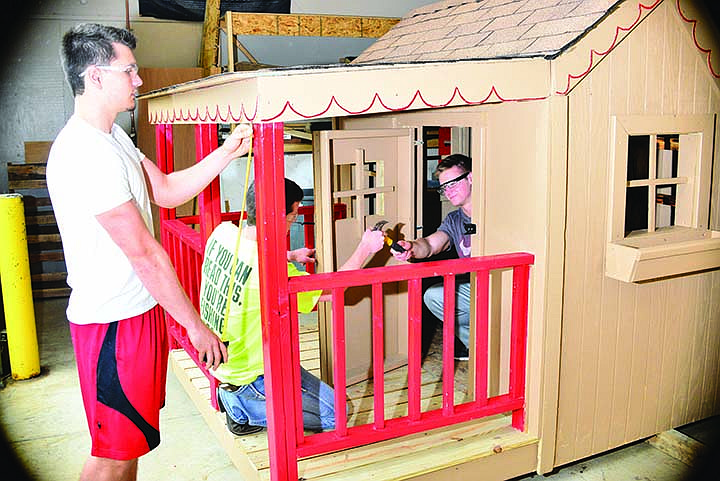Construction students build playhouses for CASA fundraiser | The ...
