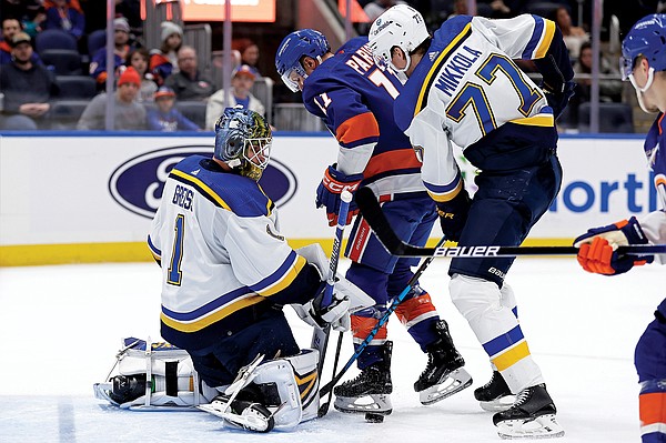 Blues hold off Islanders' third-period rally, win 7-4