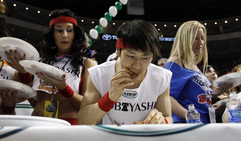 Kobayashi downs record 337 wings at Pa. Wing Bowl