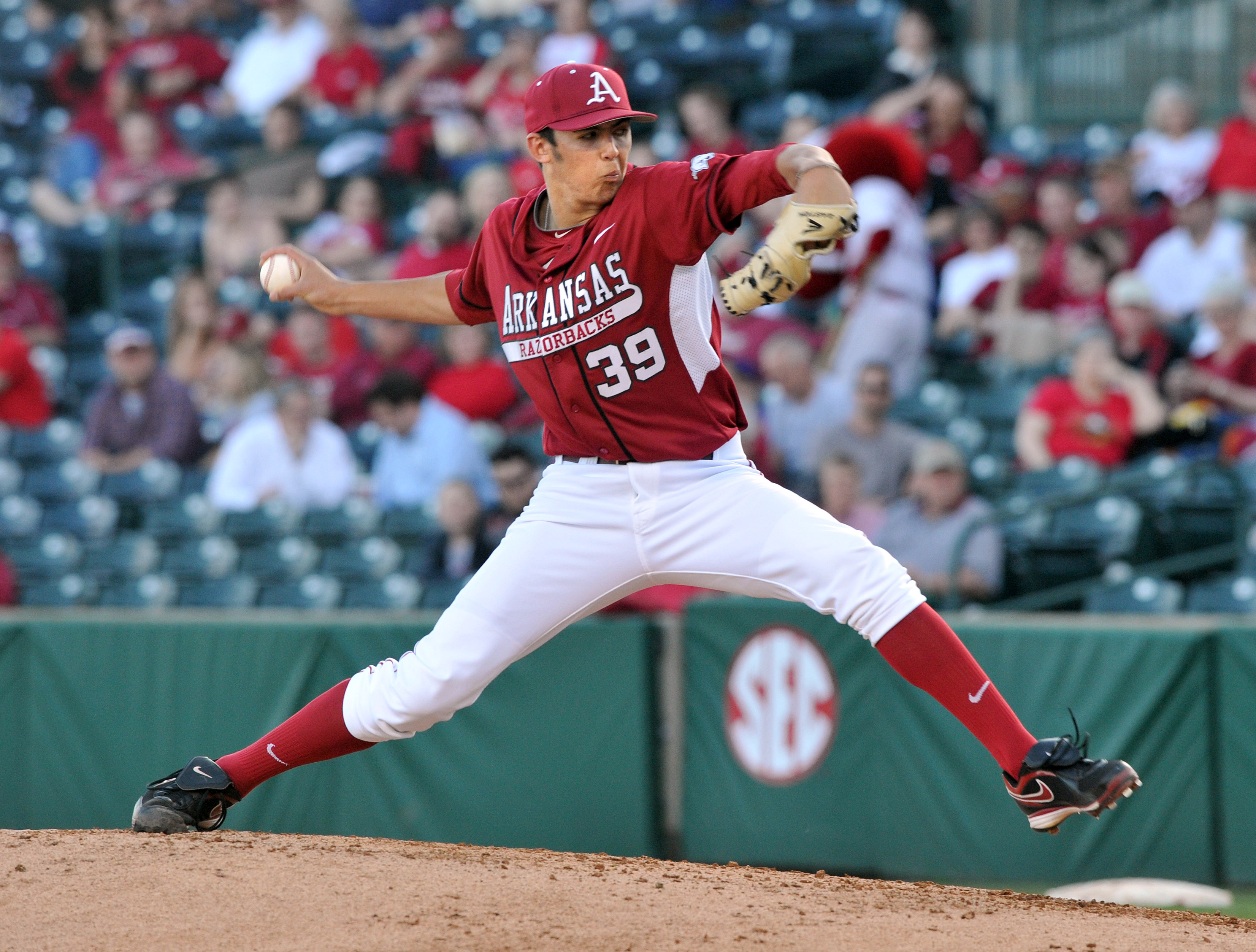 WholeHogSports - Arkansas takes pitchers' duel, 1-0