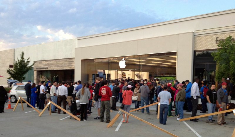 LR Apple store draws crowd for iPhone 5