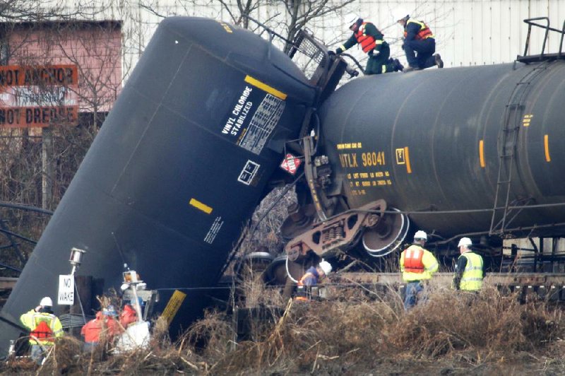 N.J. train derails, leaks chemical | The Arkansas Democrat-Gazette ...