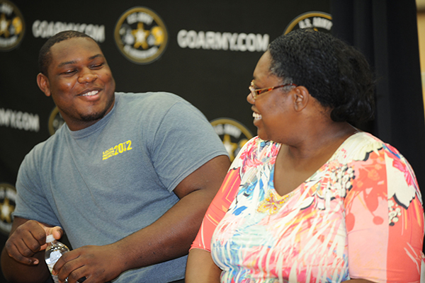 WholeHogSports - Frazier’s mother takes a look at Hogs for herself