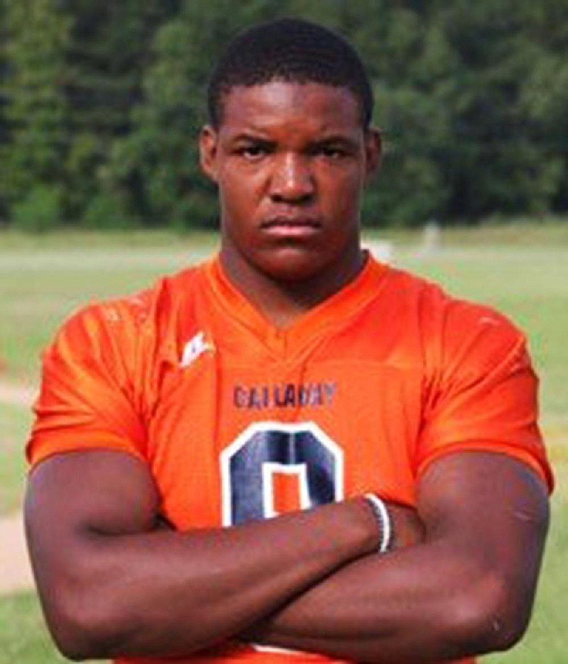 D-lineman, parents and brother visiting the Hogs | Whole Hog Sports