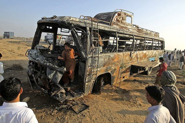 62 die in Pakistani bus, oil truck crash | Northwest Arkansas Democrat ...