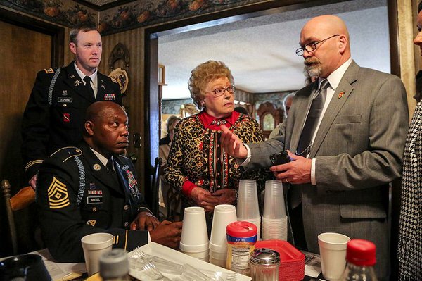 Clinton family sets soldier's return