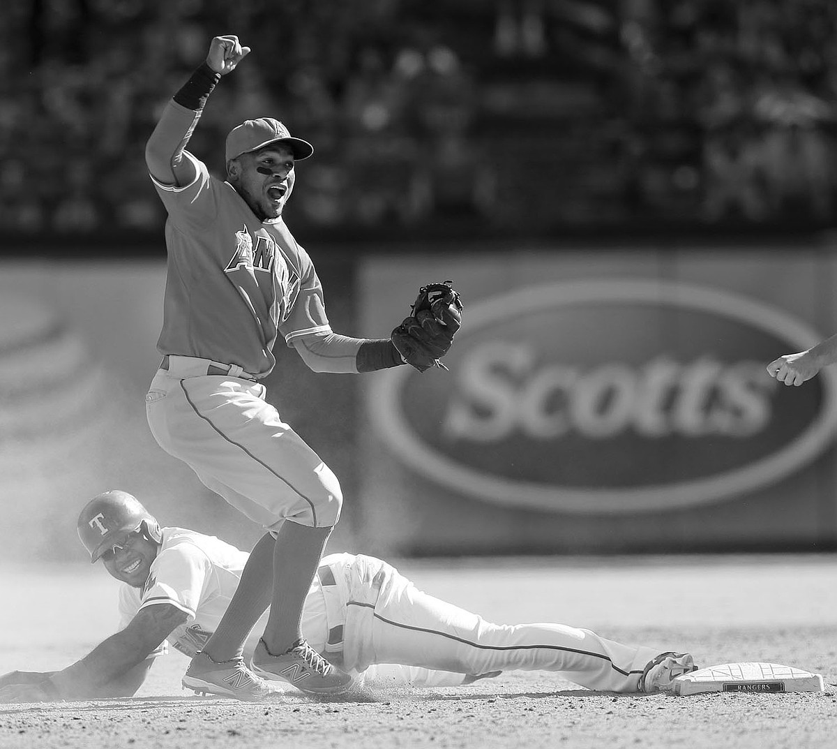 Angels score 5 in 9th, stay alive for season finale | Hot Springs ...