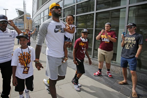 Massive crowd packs Cleveland for Cavs' title parade | Hot Springs ...