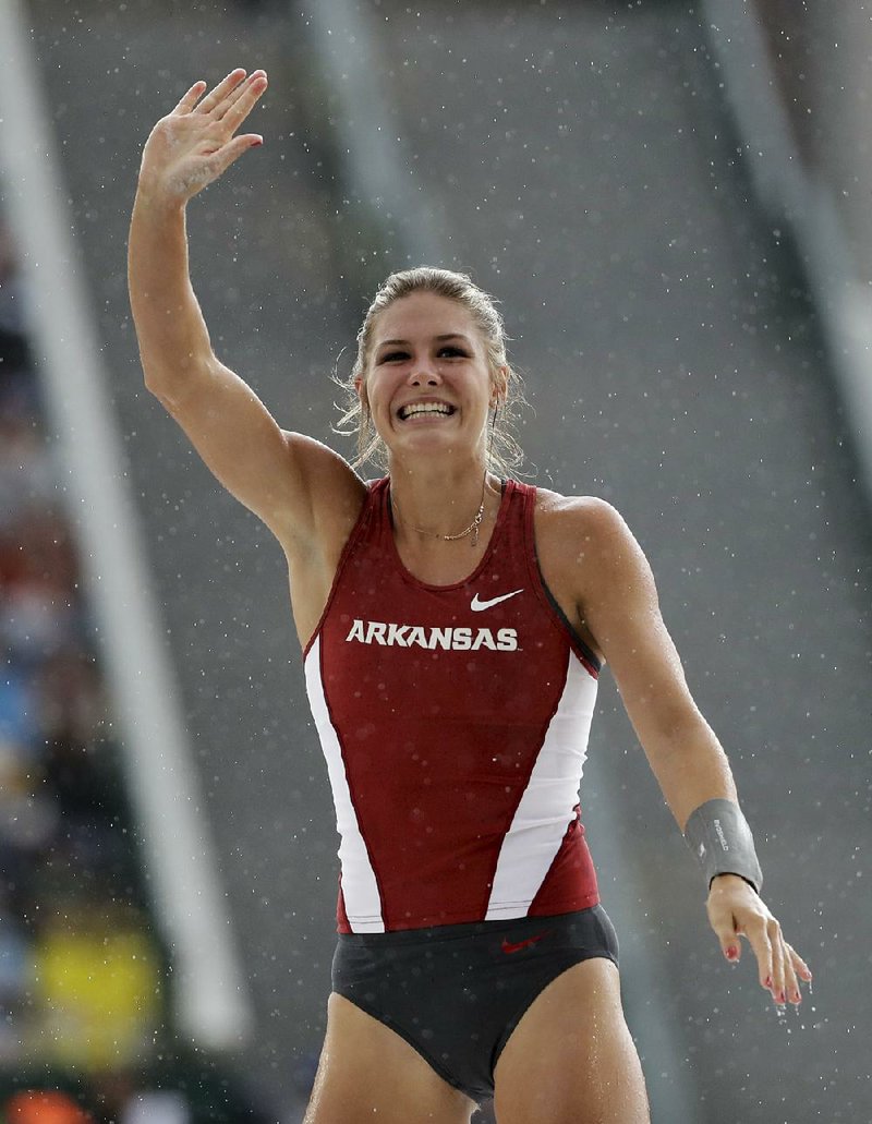 Razorbacks' pack of 3 vault to final