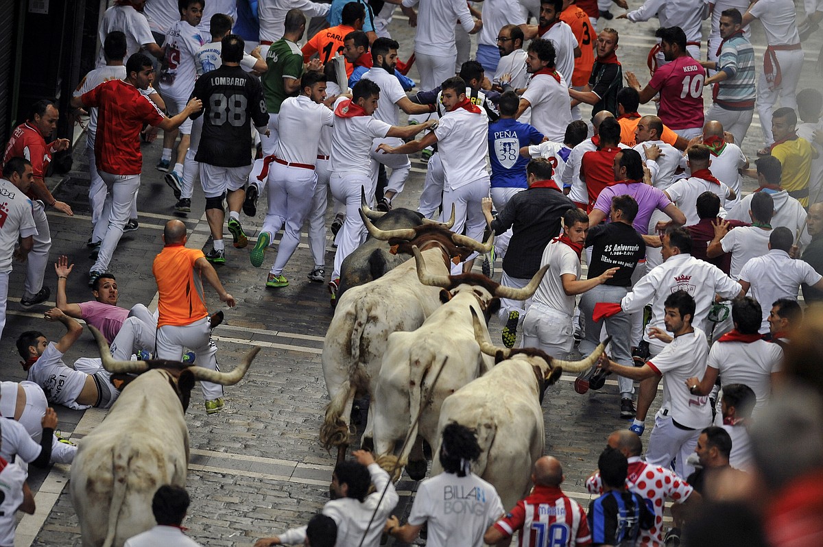 1 dead from bull-run goring in Alicante; 2 gored in Pamplona | Hot ...
