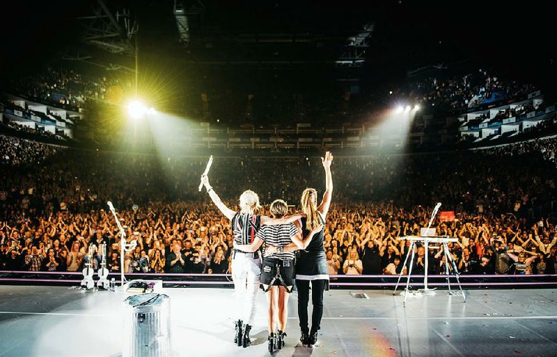 CONCERT REVIEW: Dixie Chicks play through technical difficulties at Verizon