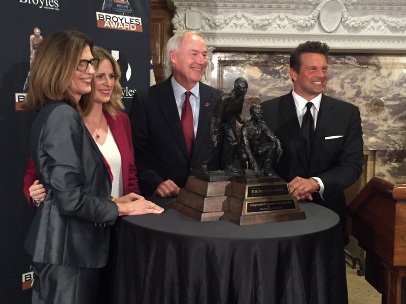 Broyles Award shifts control to family's foundation | Northwest ...