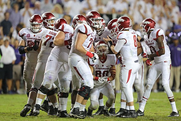 Razorback O-linemen switch spots in rehearsal