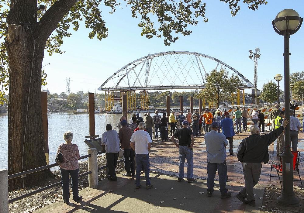 VIDEO: New Broadway Bridge's 1st arch guided into place