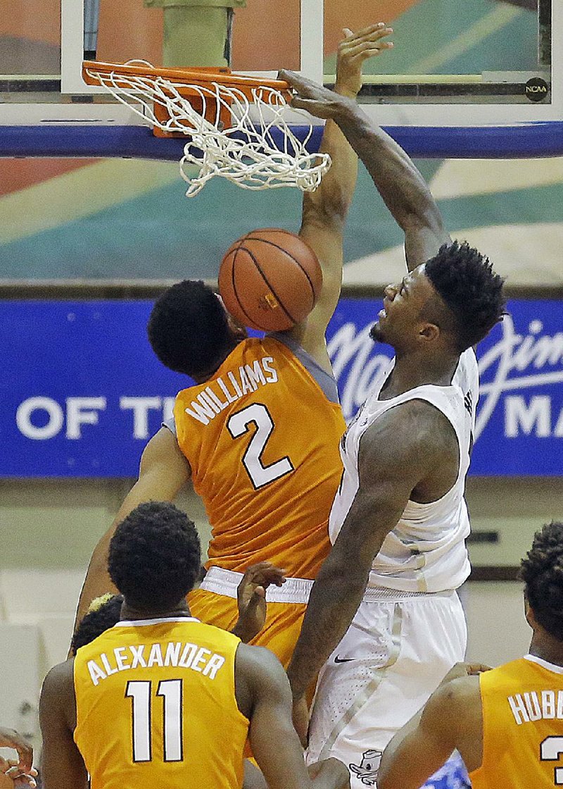 Struggling Ducks slip past Vols | Northwest Arkansas Democrat-Gazette