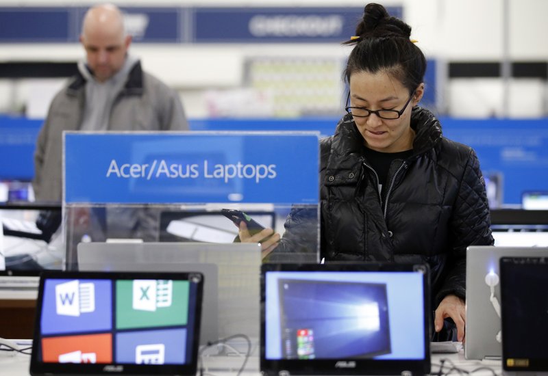 US shoppers hunt for deals, entertainment