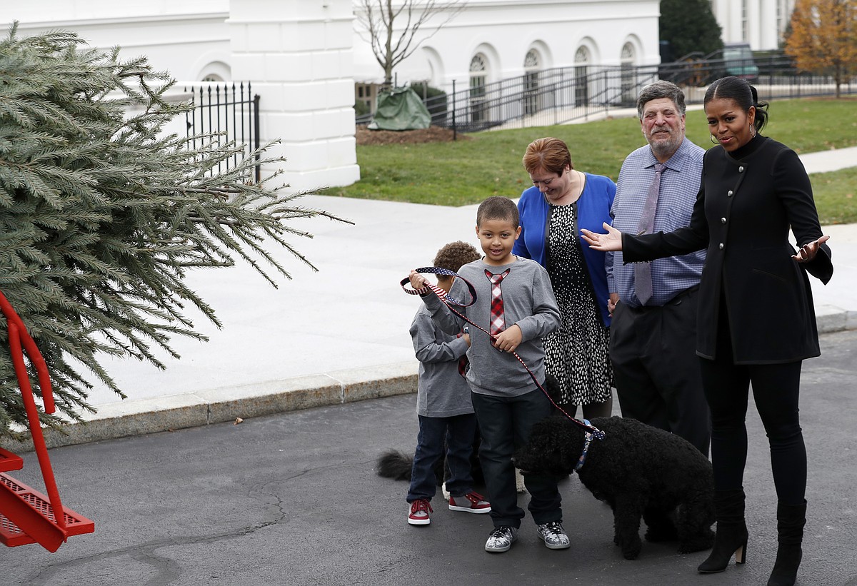 First lady kicks off Obamas' final White House Christmas | Hot Springs ...
