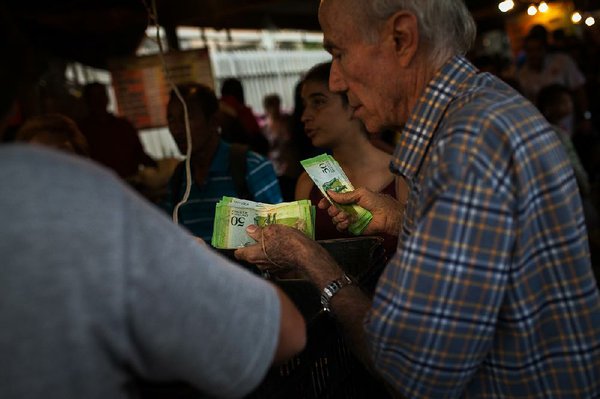 Bank rush, lack of new bills cloud Venezuela bolivar bid | Northwest ...