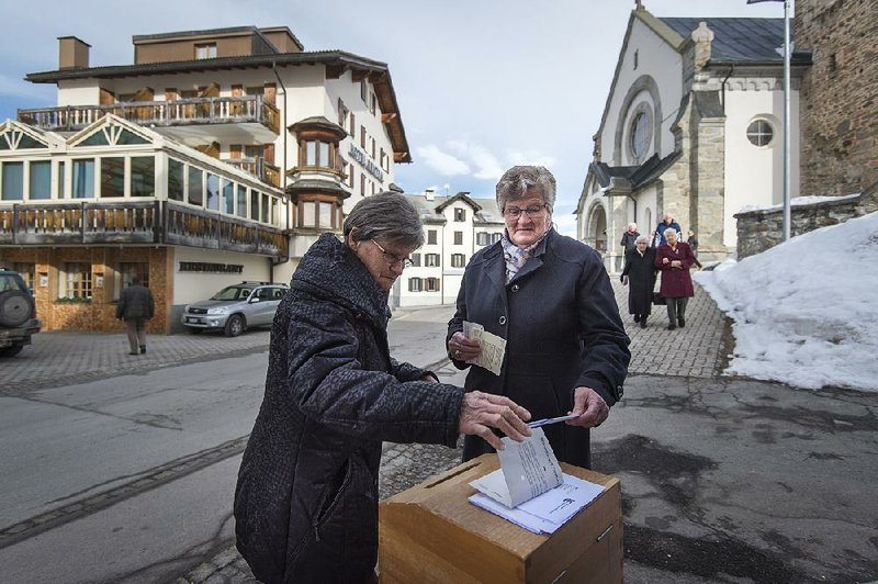 Swiss voters OK citizenship steps