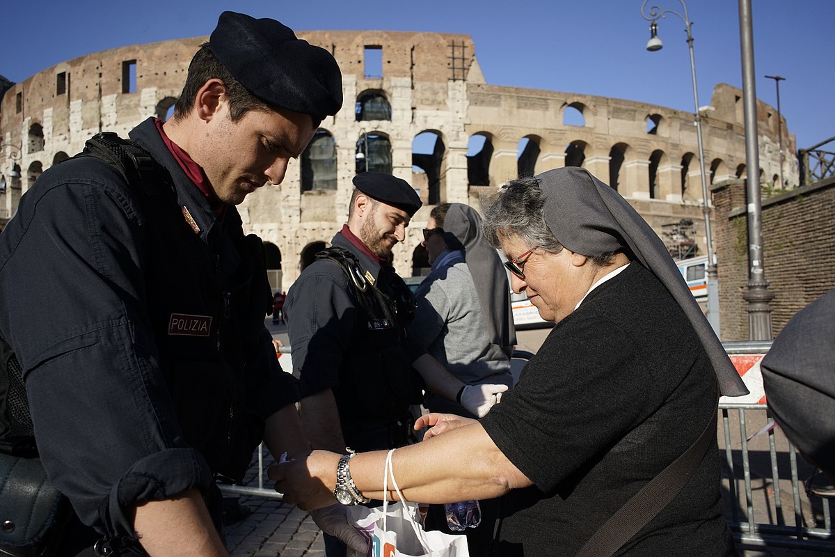 Pope presides at Good Friday Colosseum procession | Hot Springs ...