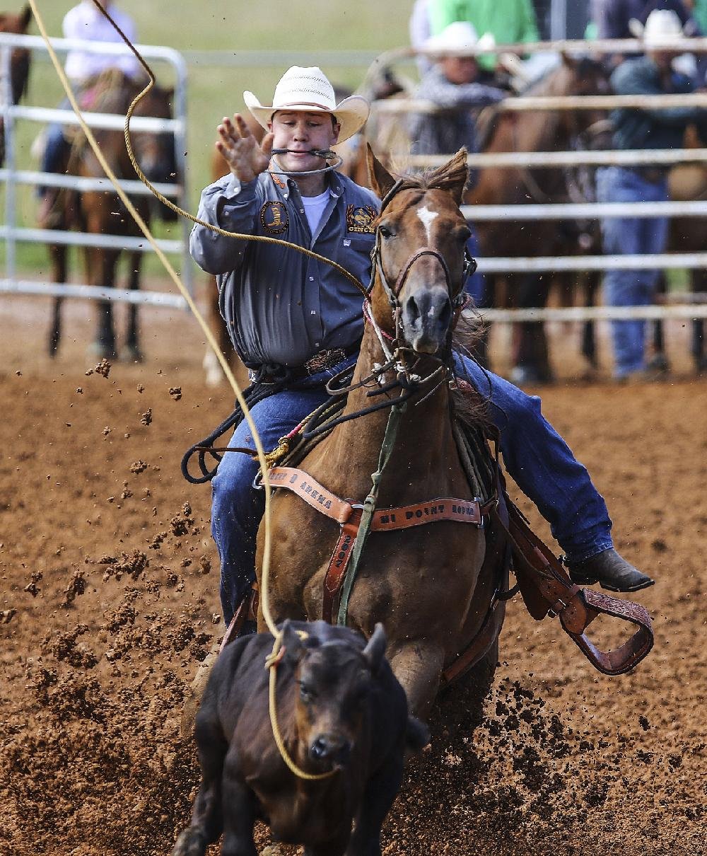 Teens carry on family's rodeo legacy