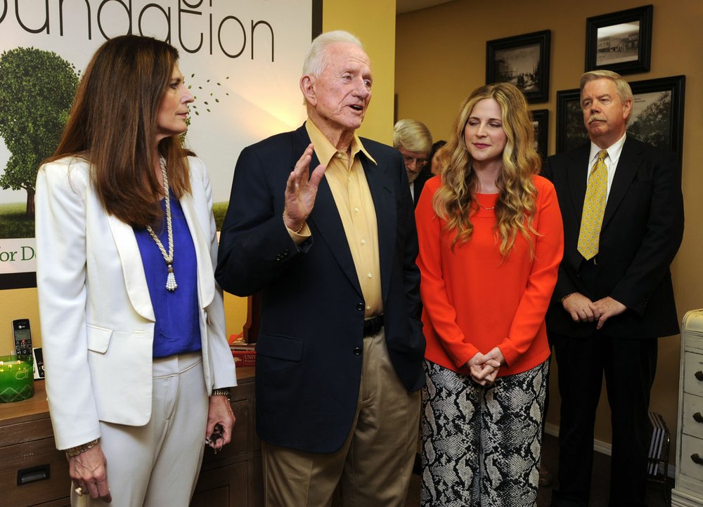 Broyles backers drive, dine