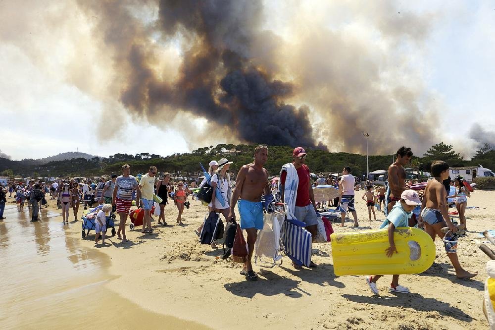 12,000 people flee French forest fires
