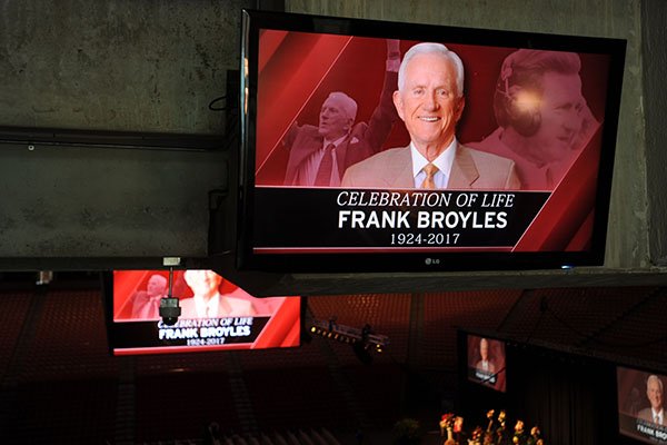 Broyles remembered as coach, mentor | Whole Hog Sports